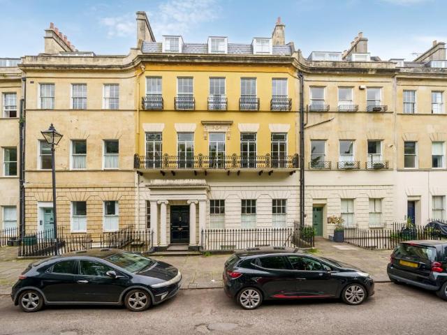 Grosvenor Place Bath BA1 2 bed apartment to rent £2,500 pcm £577 pw