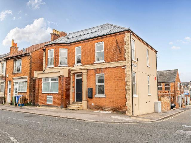 Grosvenor Road, Aldershot GU11, 1 bed flat to rent, £1,000 pcm | PrimeLocation