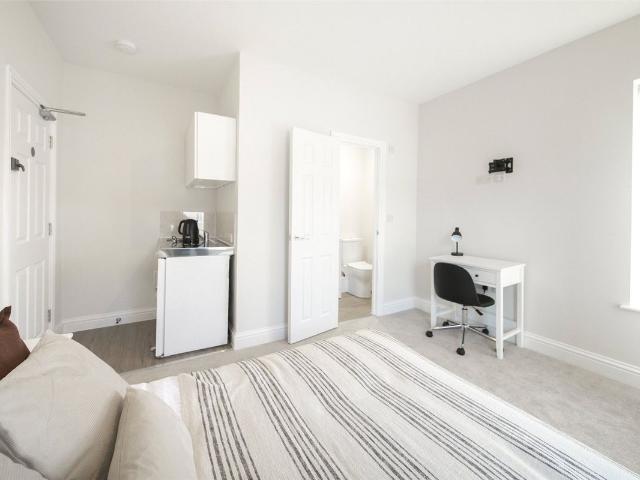 Grosvenor Road, Aldershot, Hampshire GU11, 1 bed flat to rent, £975 pcm | PrimeLocation
