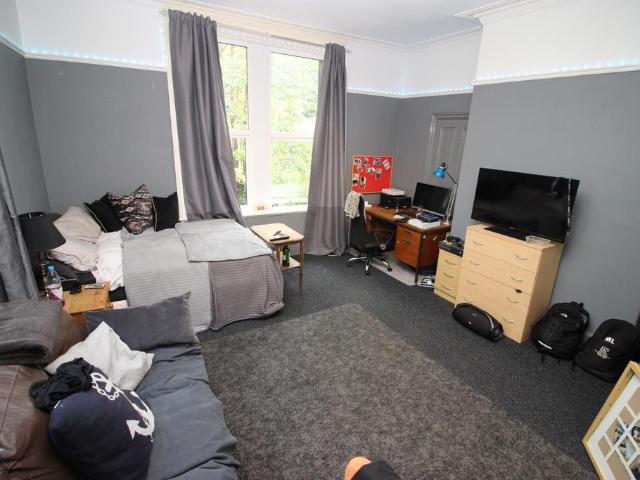 Grosvenor Road, leeds LS6 12 bed detached house to rent £6,136 pcm £1,416 pw