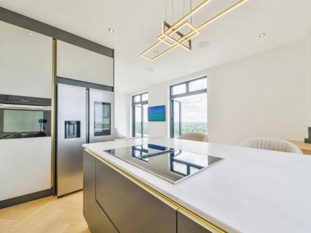 Grosvenor Road St Albans AL1 2 bed penthouse to rent £6,067 pcm £1,400 pw