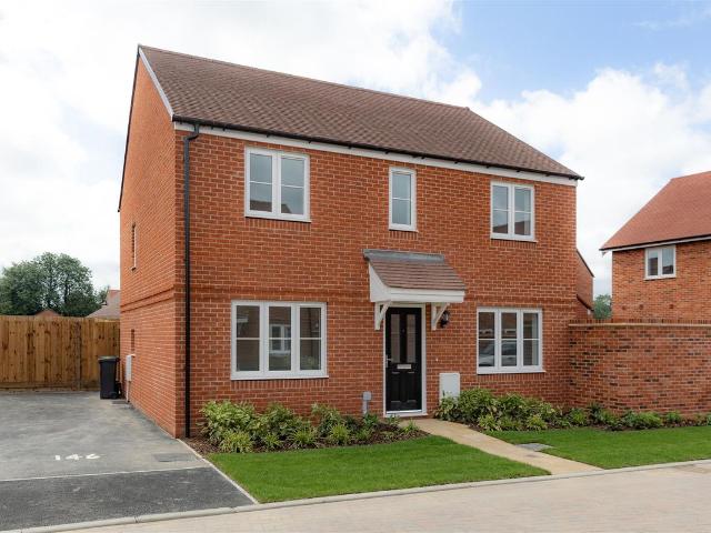 Gratton Road, Horley RH6, 4 bed property to rent, £2,600 pcm | PrimeLocation