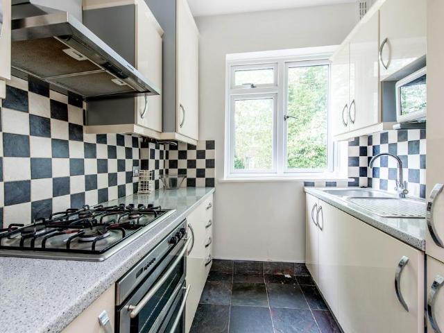 Gratton Road, London W14 2 bed flat to rent £2,350 pcm £542 pw