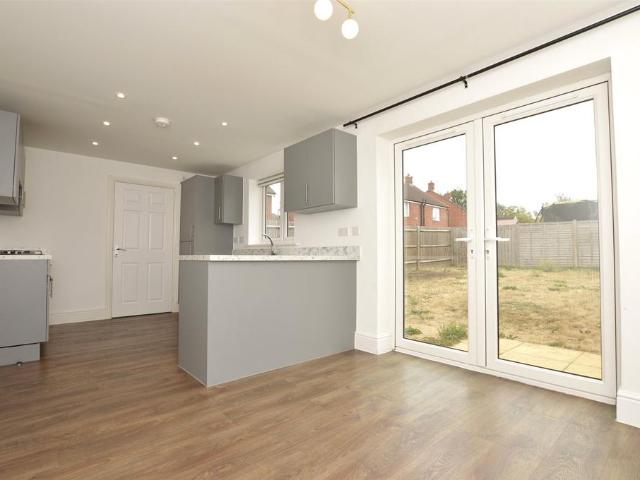 Gratton Road, Surrey RH6 4 bed detached house to rent £2,600 pcm £600 pw