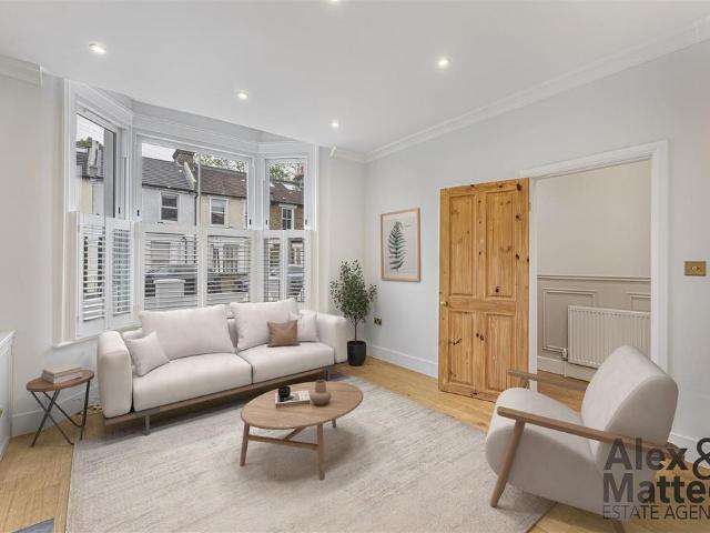 Graveney Road, Tooting Broadway. 4 bed house to rent £3,500 pcm £808 pw