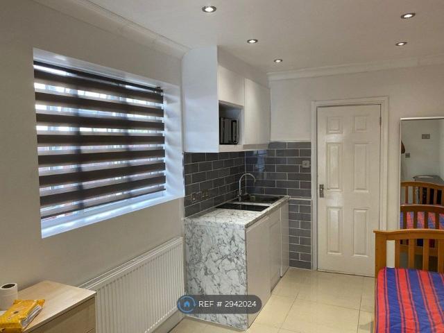 Graveley Avenue, Borehamwood WD6, Room to rent, £850 pcm | PrimeLocation