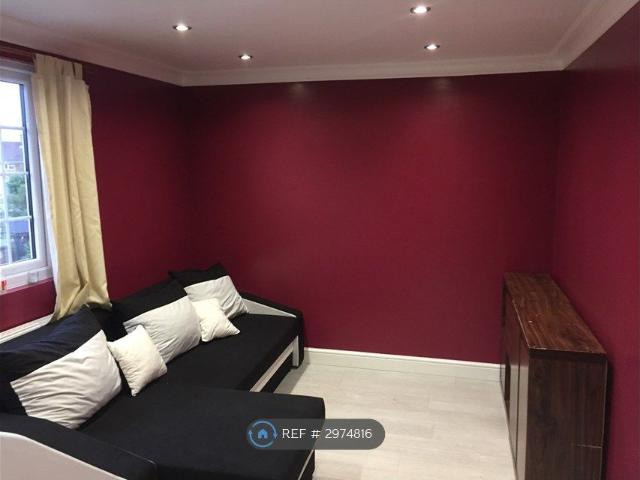 Graveley Avenue, Borehamwood WD6, Studio to rent, £1,250 pcm | PrimeLocation