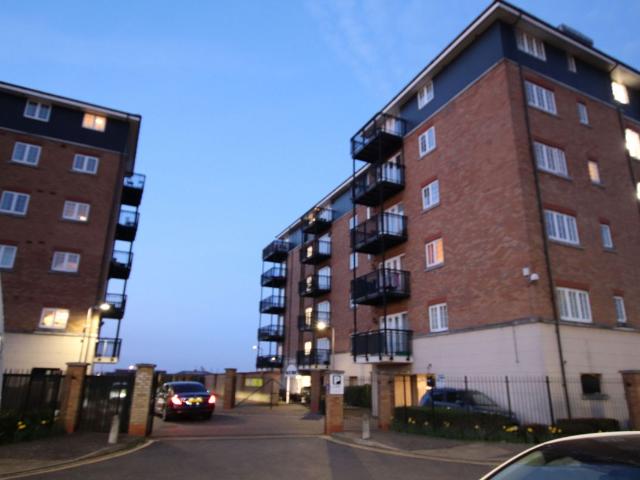 Gravesend DA11, 3 bed flat to rent, £1,800 pcm | PrimeLocation