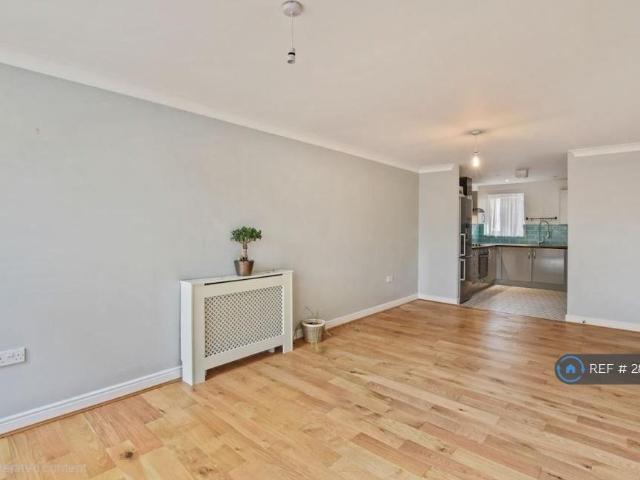 Gray Court, London, E1 2 bed flat to rent £2,300 pcm £531 pw