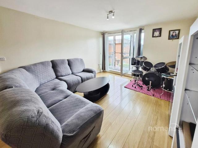 Grays Place, Slough, Berkshire, SL2 2 bed flat to rent £1,575 pcm £363 pw