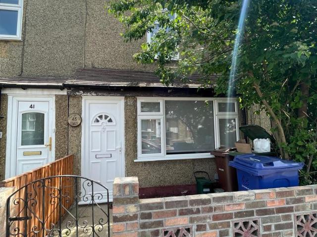 Grays, RM17 3 bed terraced house to rent £1,825 pcm £421 pw