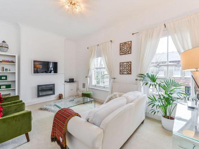 Grayshott Road, SW11, Battersea. 1 bed maisonette to rent £2,300 pcm £531 pw