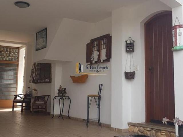 Graciosa casa estilo suíço mobiliada venda Campos do Jordão/SP 3 dormitórios