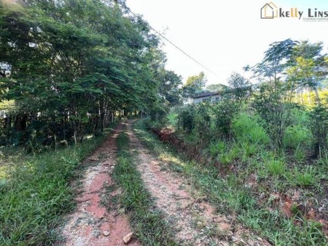 Graciosa chácara a venda na cidade de Monte Alegre do Sul, com 2.950 m² de área, 02 dormitórios, sal