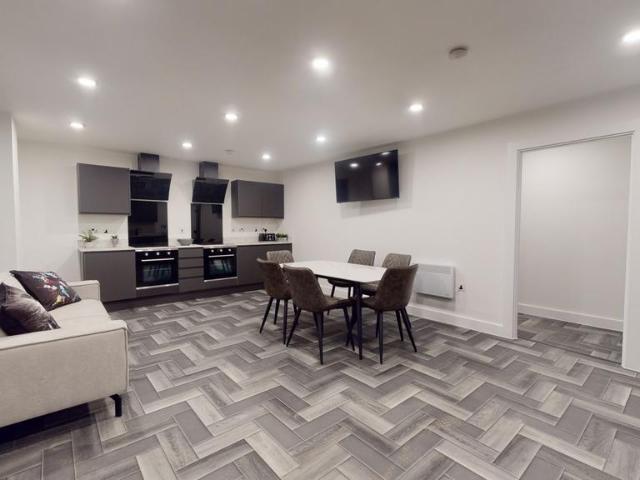 Graduation House, Beeston NG9 6 bed house to rent £4,420 pcm £1,020 pw