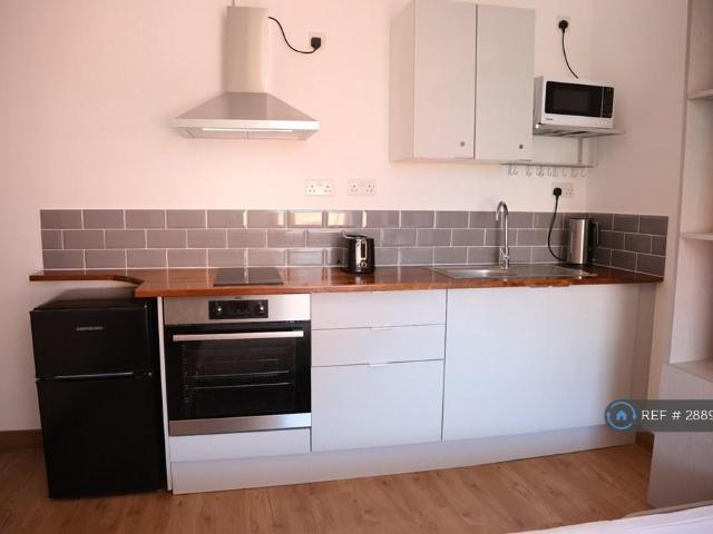 Grafton Road, London, NW5 Studio to rent £1,450 pcm £335 pw