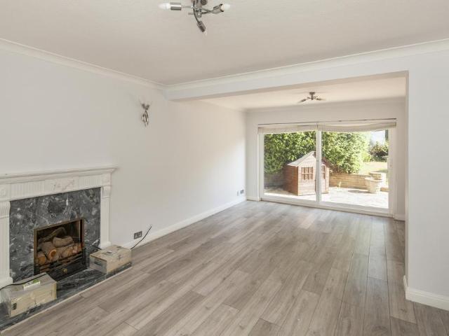 Graham Close Shirley CR0 4 bed detached house to rent £3,250 pcm £750 pw