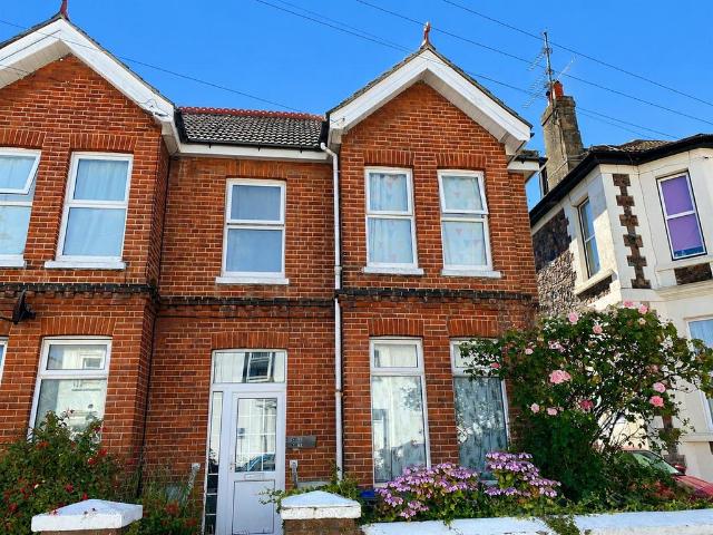 Graham Road, Worthing 3 bed flat to rent £1,450 pcm £335 pw