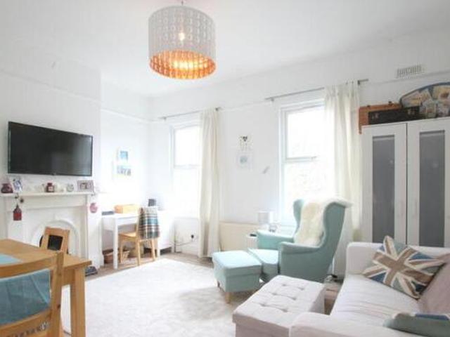 Graham Road, London, 1 Bedroom Maisonette