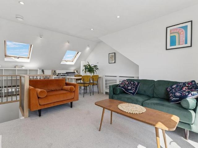 Graham Road, London 2 bed flat to rent £2,250 pcm £519 pw