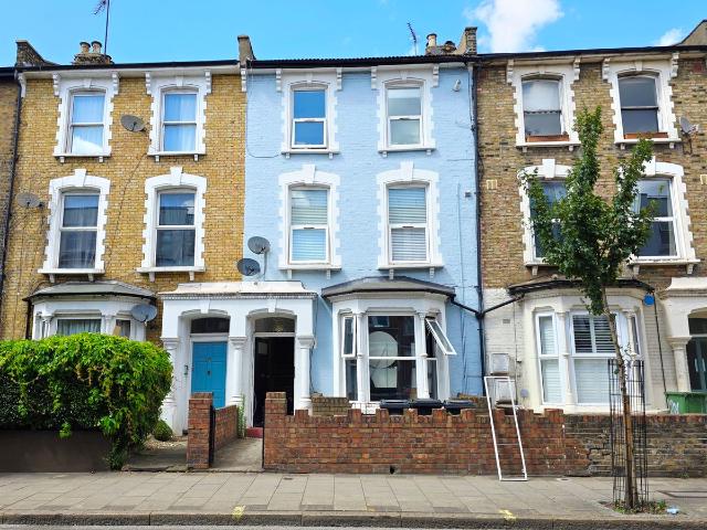 Graham Road, London E8, 4 bed flat to rent, £4,200 pcm | PrimeLocation