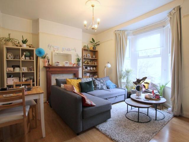 Graham Road, London SW19 1 bed apartment to rent £1,750 pcm £404 pw