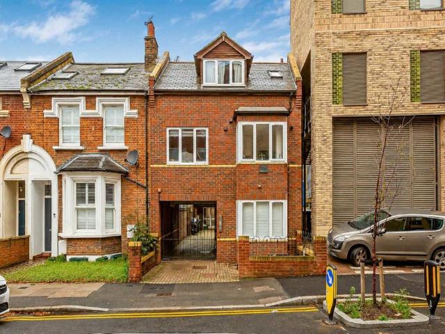 Graham Road, London SW19 1 bed flat to rent £2,000 pcm £462 pw