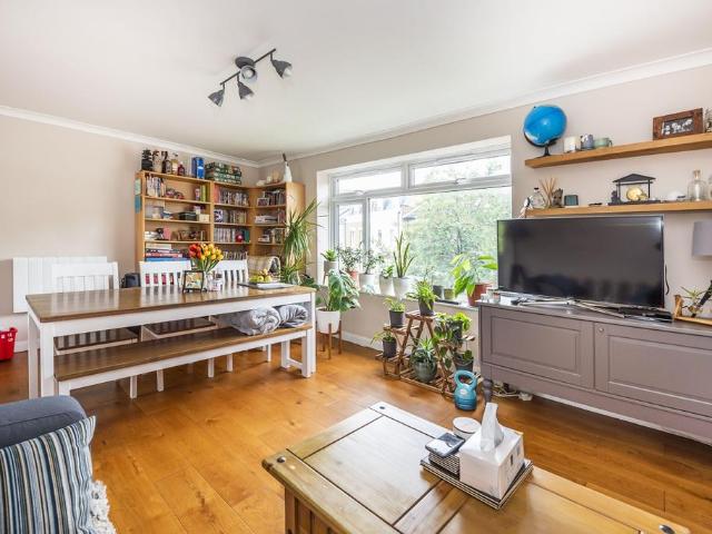 Graham Road London SW19 2 bed apartment to rent £2,600 pcm £600 pw