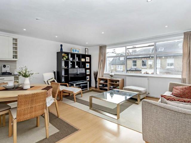 Graham Road, London SW19 2 bed flat to rent £2,100 pcm £485 pw