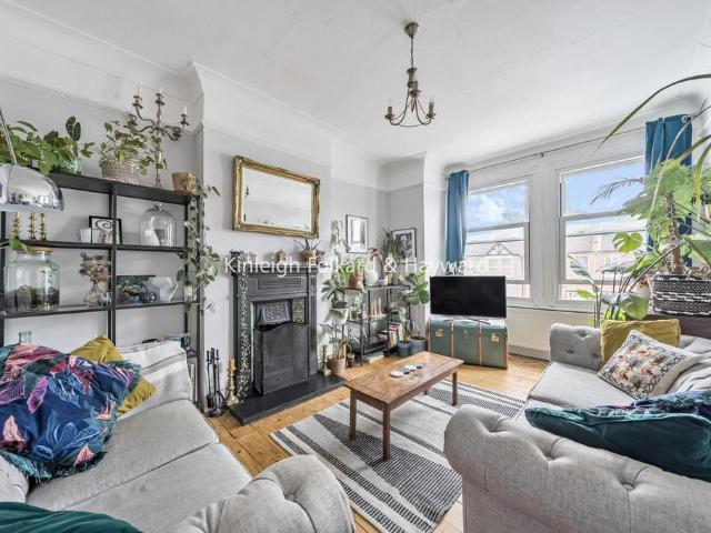 Graham Road, Mitcham, CR4 3 bed flat to rent £2,700 pcm £623 pw