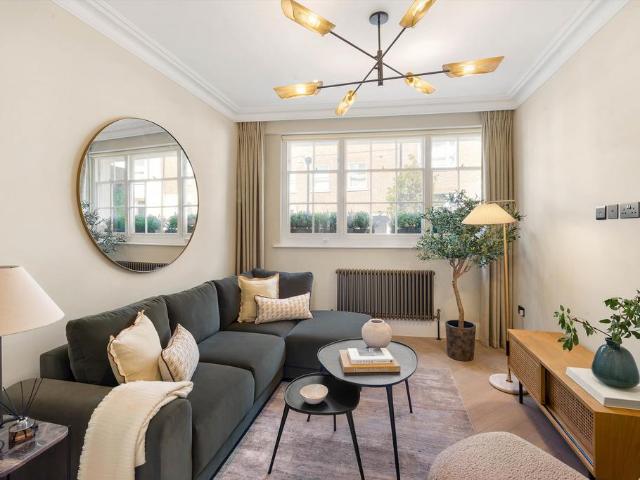 Graham Terrace, Belgravia, London, SW1W 3 bed terraced house to rent £9,100 pcm £2,100 pw