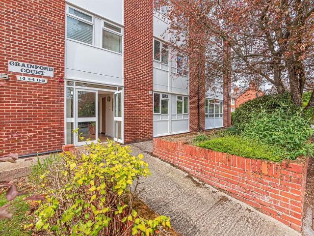 Grainford Court, Crescent Road, Wokingham RG40, 2 bed flat to rent, £1,400 pcm | PrimeLocation