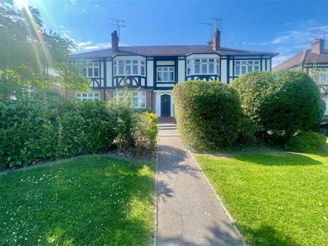 Grange Court, Loughton, IG10 2 bed apartment to rent £1,850 pcm £427 pw