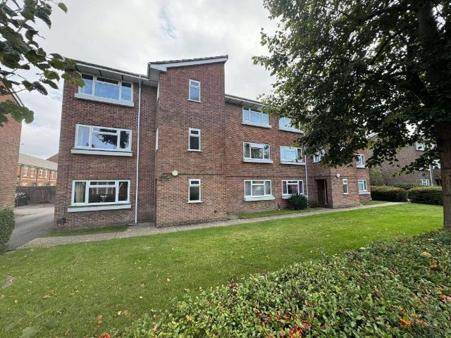 Grange Court, Newbury RG14 1 bed flat to rent £1,000 pcm £231 pw