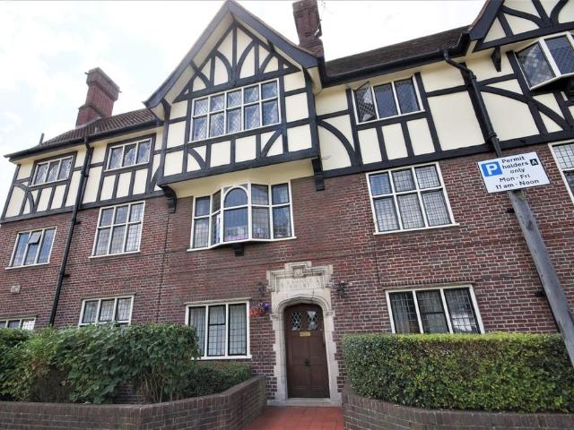 Grange Court, Pinner HA5 2 bed apartment to rent £1,900 pcm £438 pw