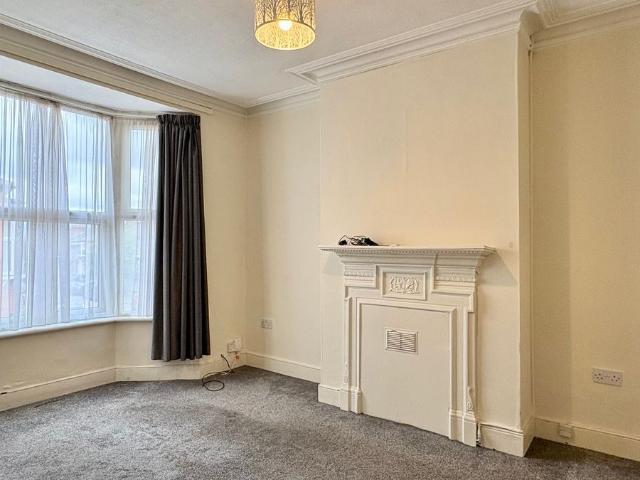 Grange Avenue N12, 3 bed flat to rent, £1,900 pcm | PrimeLocation