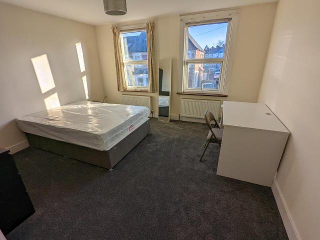 Grange Avenue, Reading RG6 Reading. 6 bed terraced house to rent £3,090 pcm £713 pw