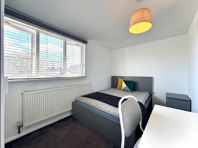 Grange Avenue, Reading RG6, Room to rent, £575 pcm | PrimeLocation