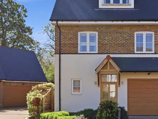 Grange Farm Lane, Chigwell, IG7 6DP, United Kingdom | 4 bed apartment for rent #167247978 | Rentberry