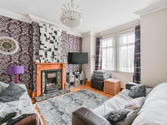 Grange Park Road, Thornton Heath 2 bed apartment to rent £1,750 pcm £404 pw