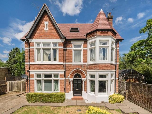 Grange Road, London W5 3 bed flat to rent £2,700 pcm £623 pw