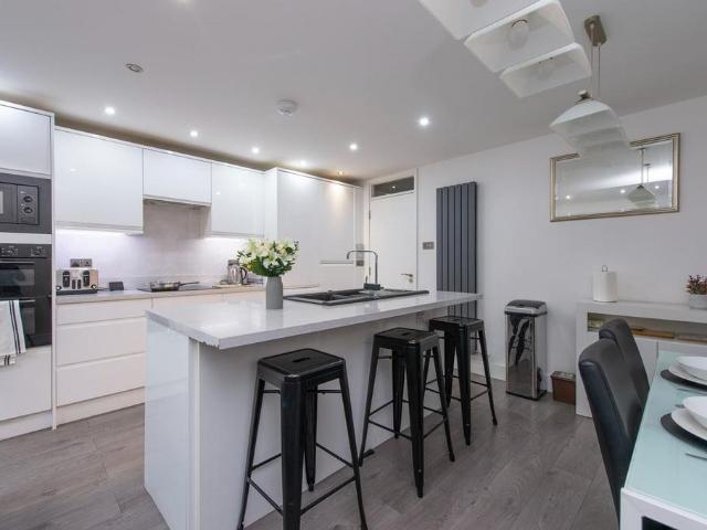 Grange Rd CR3 3 bed detached house to rent £2,800 pcm £646 pw