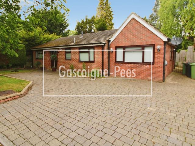 Grangemount, Leatherhead KT22, 4 bed bungalow to rent, £3,000 pcm | PrimeLocation