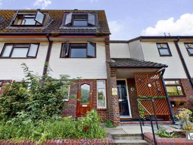 Grand Walk, Solebay Street, London. 4 bed flat to rent £4,690 pcm £1,082 pw