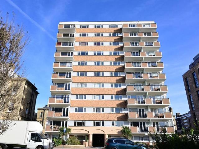 Grand Avenue, Hove 2 bed flat to rent £1,750 pcm £404 pw