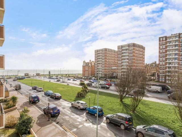 Grand Avenue, Hove 2 bed flat to rent £2,000 pcm £462 pw