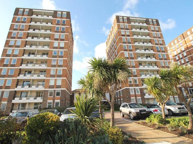 Grand Avenue, Hove, BN3 3 bed flat to rent £2,500 pcm £577 pw