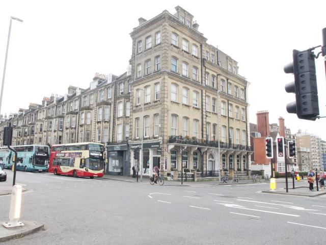 Grand Avenue, Hove BN3 1 bed flat to rent £1,285 pcm £297 pw