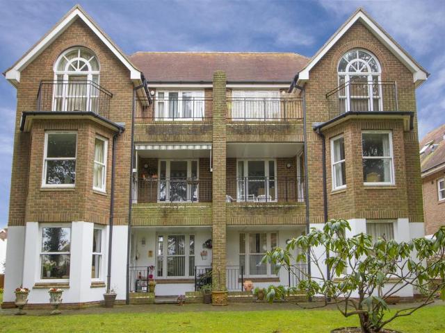 Grand Avenue, Worthing 2 bed flat to rent £1,295 pcm £299 pw
