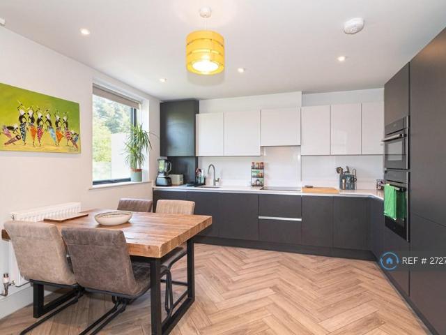 Grand Drive, London, SW20 1 bed flat to rent £1,800 pcm £415 pw